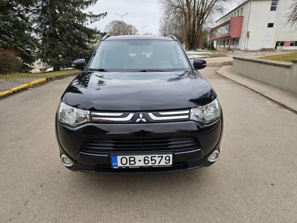 Black Mitsubishi Outlander 2013 in Jekabpils, with an engine capacity of 2.20 L and mileage of 214 thousand km for 8990 €, photo 2 on AUTOMOTO.COM.LV