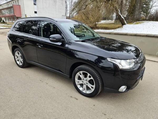 Black Mitsubishi Outlander 2013 in Jekabpils, with an engine capacity of 2.20 L and mileage of 214 thousand km for 8990 €, photo 4 on AUTOMOTO.COM.LV