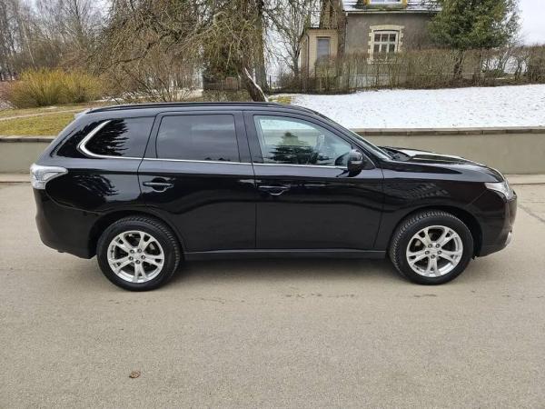 Black Mitsubishi Outlander 2013 in Jekabpils, with an engine capacity of 2.20 L and mileage of 214 thousand km for 8990 €, photo 5 on AUTOMOTO.COM.LV