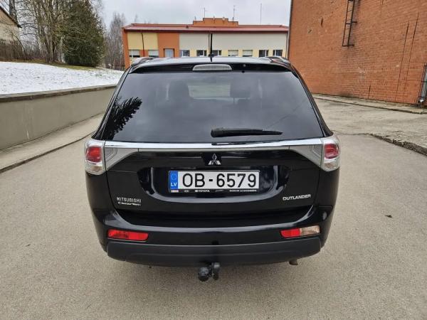 Black Mitsubishi Outlander 2013 in Jekabpils, with an engine capacity of 2.20 L and mileage of 214 thousand km for 8990 €, photo 8 on AUTOMOTO.COM.LV