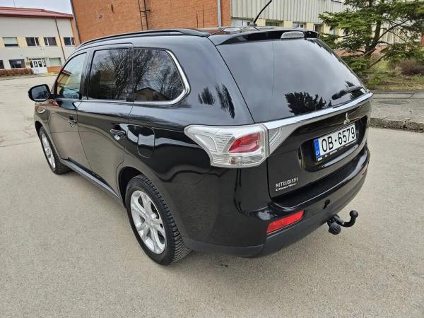 Black Mitsubishi Outlander 2013 in Jekabpils, with an engine capacity of 2.20 L and mileage of 214 thousand km for 8990 €, photo 9 on AUTOMOTO.COM.LV