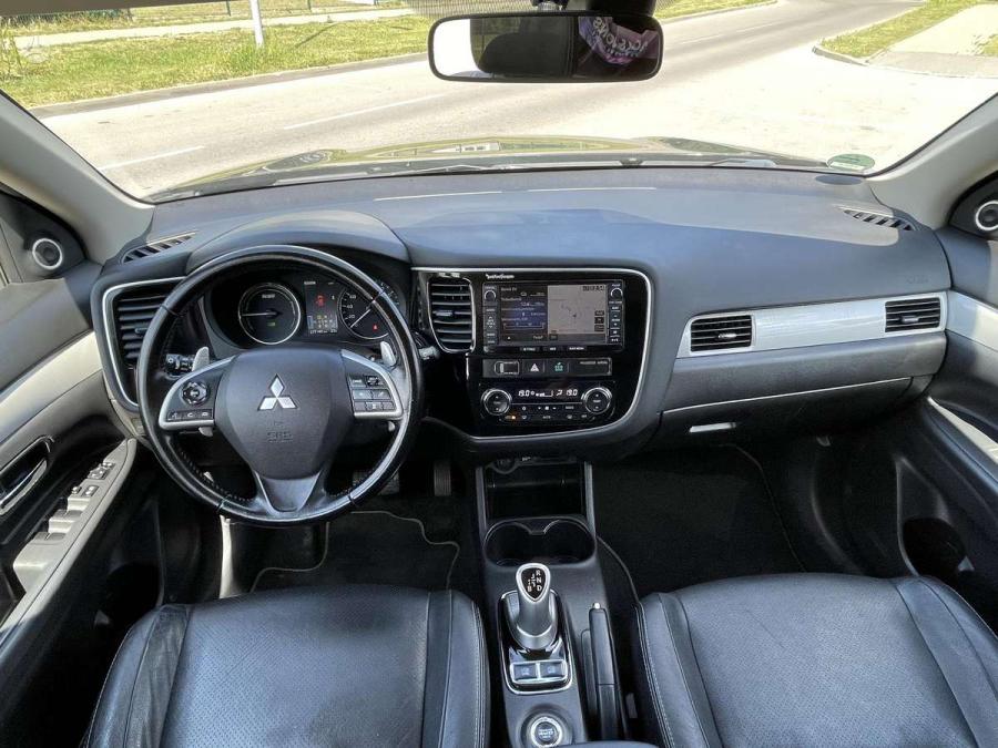 Black Mitsubishi Outlander 2013 in Vilnius, with an engine capacity of 2.00 L and mileage of 278 thousand km for 7650 €, photo 3 on AUTOMOTO.COM.LV