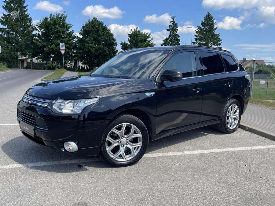 Black Mitsubishi Outlander 2013 in Vilnius, with an engine capacity of 2.00 L and mileage of 278 thousand km for 7650 €, photo 5 on AUTOMOTO.COM.LV