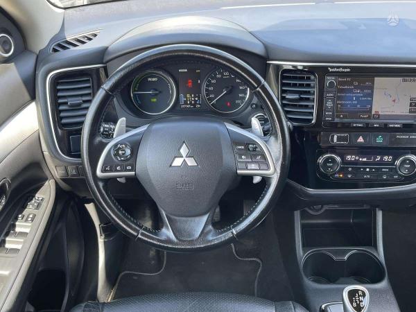 Melns Mitsubishi Outlander 2013 Viļņa, ar dzinēja tilpumu 2.00 L un nobraukumu 278 tūkst. km par 7650 €, foto 5 vietnē AUTOMOTO.COM.LV