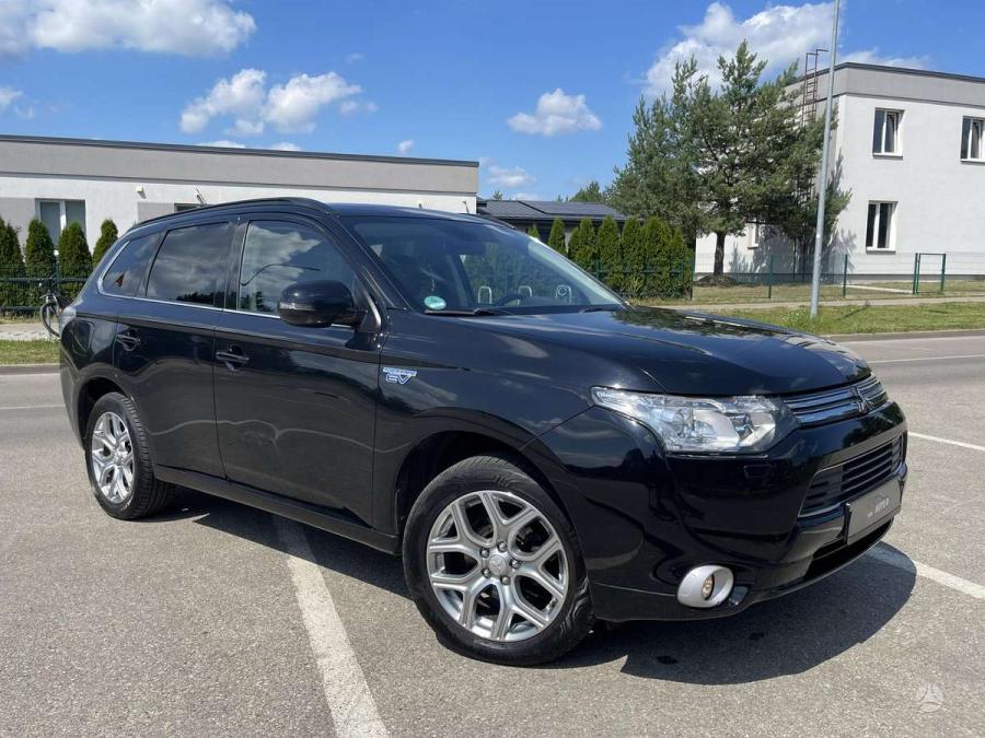 Black Mitsubishi Outlander 2013 in Vilnius, with an engine capacity of 2.00 L and mileage of 278 thousand km for 7650 €, photo 15 on AUTOMOTO.COM.LV