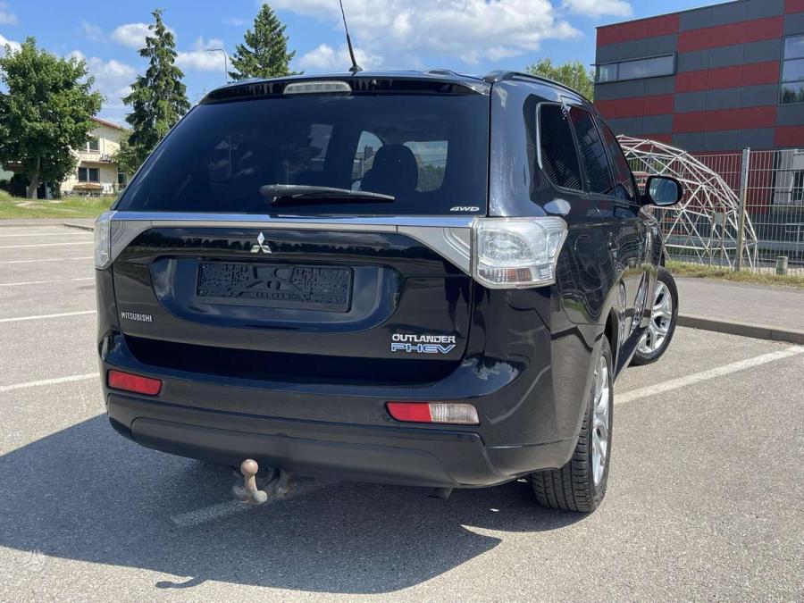 Black Mitsubishi Outlander 2013 in Vilnius, with an engine capacity of 2.00 L and mileage of 278 thousand km for 7650 €, photo 20 on AUTOMOTO.COM.LV