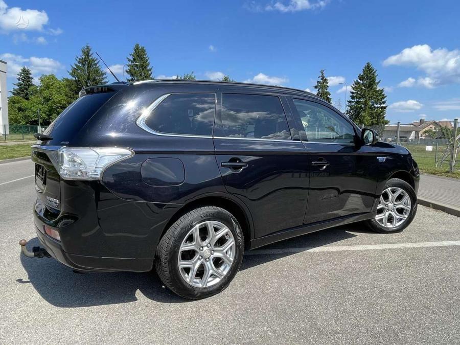 Black Mitsubishi Outlander 2013 in Vilnius, with an engine capacity of 2.00 L and mileage of 278 thousand km for 7650 €, photo 21 on AUTOMOTO.COM.LV
