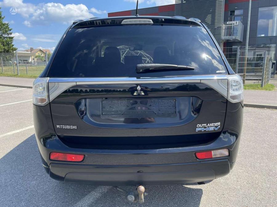 Black Mitsubishi Outlander 2013 in Vilnius, with an engine capacity of 2.00 L and mileage of 278 thousand km for 7650 €, photo 24 on AUTOMOTO.COM.LV