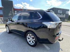 Black Mitsubishi Outlander 2013 in Vilnius, with an engine capacity of 2.00 L and mileage of 278 thousand km for 7650 €, photo 28 on AUTOMOTO.COM.LV