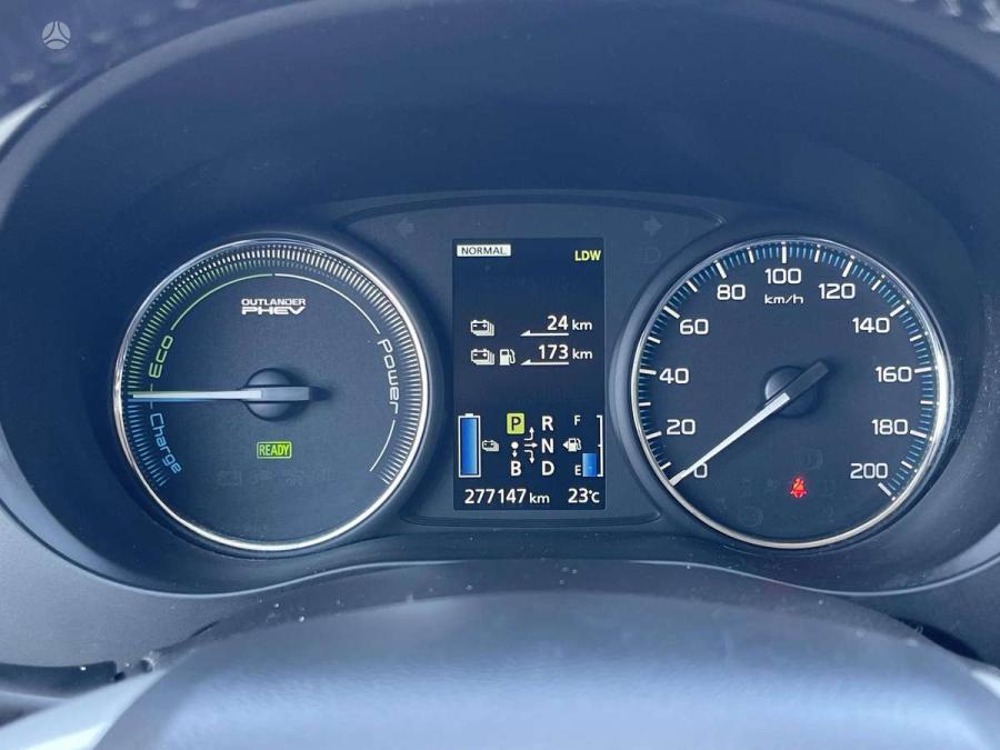 Black Mitsubishi Outlander 2013 in Vilnius, with an engine capacity of 2.00 L and mileage of 278 thousand km for 7650 €, photo 30 on AUTOMOTO.COM.LV