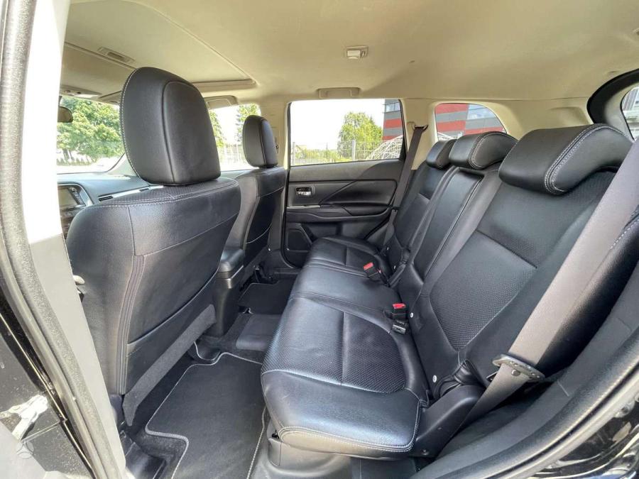 Black Mitsubishi Outlander 2013 in Vilnius, with an engine capacity of 2.00 L and mileage of 278 thousand km for 7650 €, photo 33 on AUTOMOTO.COM.LV