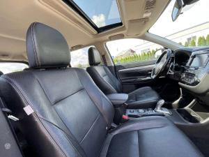 Black Mitsubishi Outlander 2013 in Vilnius, with an engine capacity of 2.00 L and mileage of 278 thousand km for 7650 €, photo 38 on AUTOMOTO.COM.LV