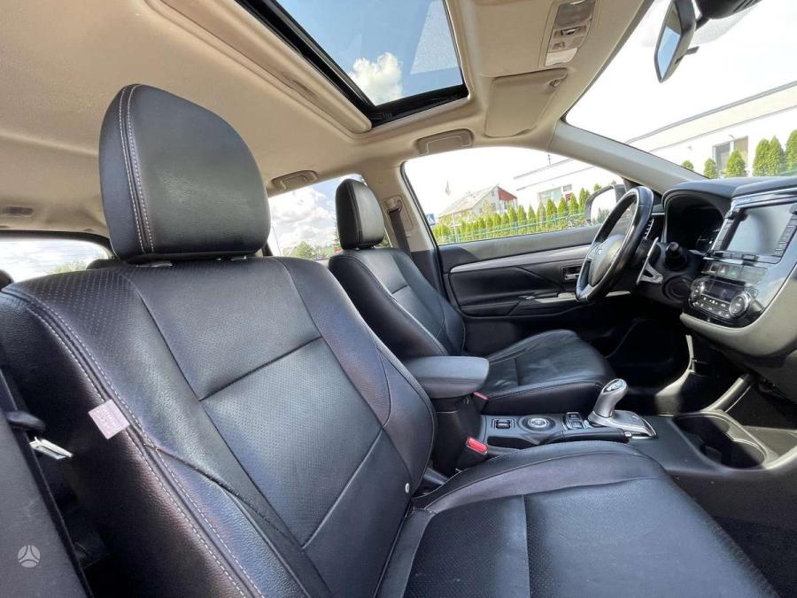 Black Mitsubishi Outlander 2013 in Vilnius, with an engine capacity of 2.00 L and mileage of 278 thousand km for 7650 €, photo 38 on AUTOMOTO.COM.LV
