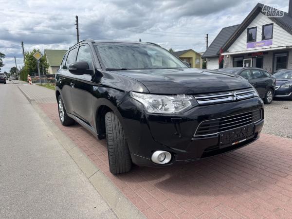 Black Mitsubishi Outlander 2013 in Kaunas, with an engine capacity of 2.00 L and mileage of 135 thousand km for 8199 €, photo 2 on AUTOMOTO.COM.LV