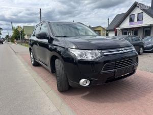 Black Mitsubishi Outlander 2013 in Kaunas, with an engine capacity of 2.00 L and mileage of 135 thousand km for 8199 €, photo 3 on AUTOMOTO.COM.LV