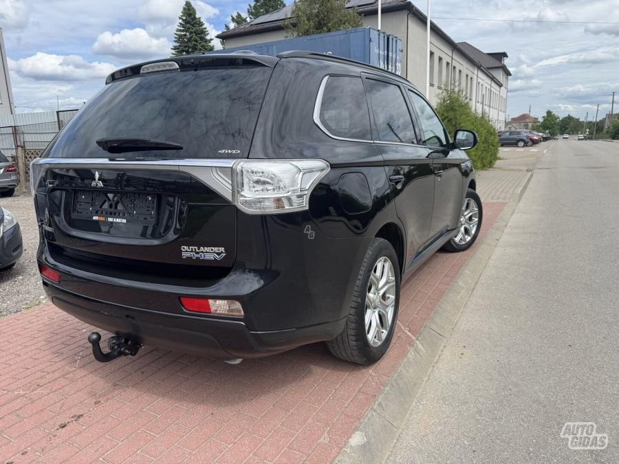 Black Mitsubishi Outlander 2013 in Kaunas, with an engine capacity of 2.00 L and mileage of 135 thousand km for 8199 €, photo 4 on AUTOMOTO.COM.LV