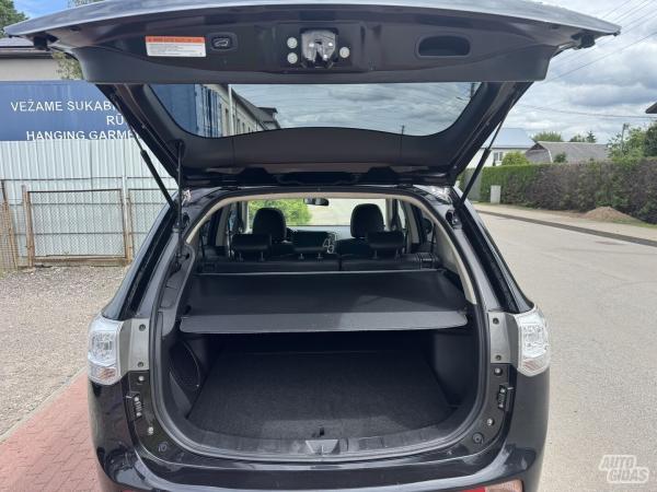 Black Mitsubishi Outlander 2013 in Kaunas, with an engine capacity of 2.00 L and mileage of 135 thousand km for 8199 €, photo 5 on AUTOMOTO.COM.LV