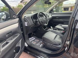 Black Mitsubishi Outlander 2013 in Kaunas, with an engine capacity of 2.00 L and mileage of 135 thousand km for 8199 €, photo 10 on AUTOMOTO.COM.LV
