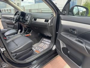Black Mitsubishi Outlander 2013 in Kaunas, with an engine capacity of 2.00 L and mileage of 135 thousand km for 8199 €, photo 12 on AUTOMOTO.COM.LV