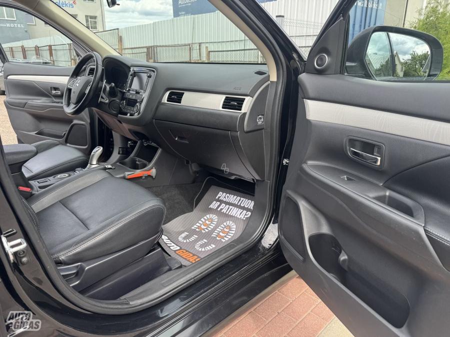 Black Mitsubishi Outlander 2013 in Kaunas, with an engine capacity of 2.00 L and mileage of 135 thousand km for 8199 €, photo 12 on AUTOMOTO.COM.LV