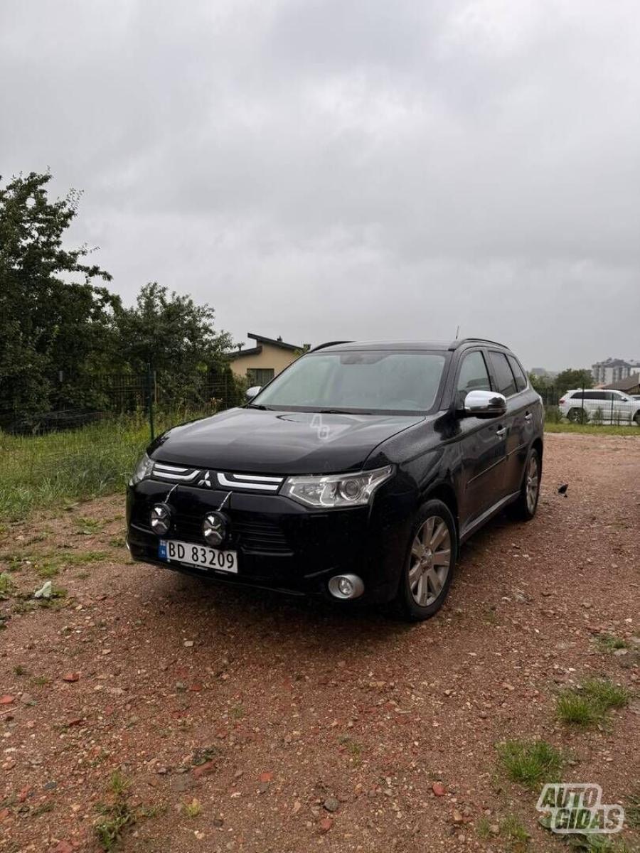 Black Mitsubishi Outlander 2013 in Jonava, with an engine capacity of 2.20 L and mileage of 174 thousand km for 5500 €, photo 4 on AUTOMOTO.COM.LV