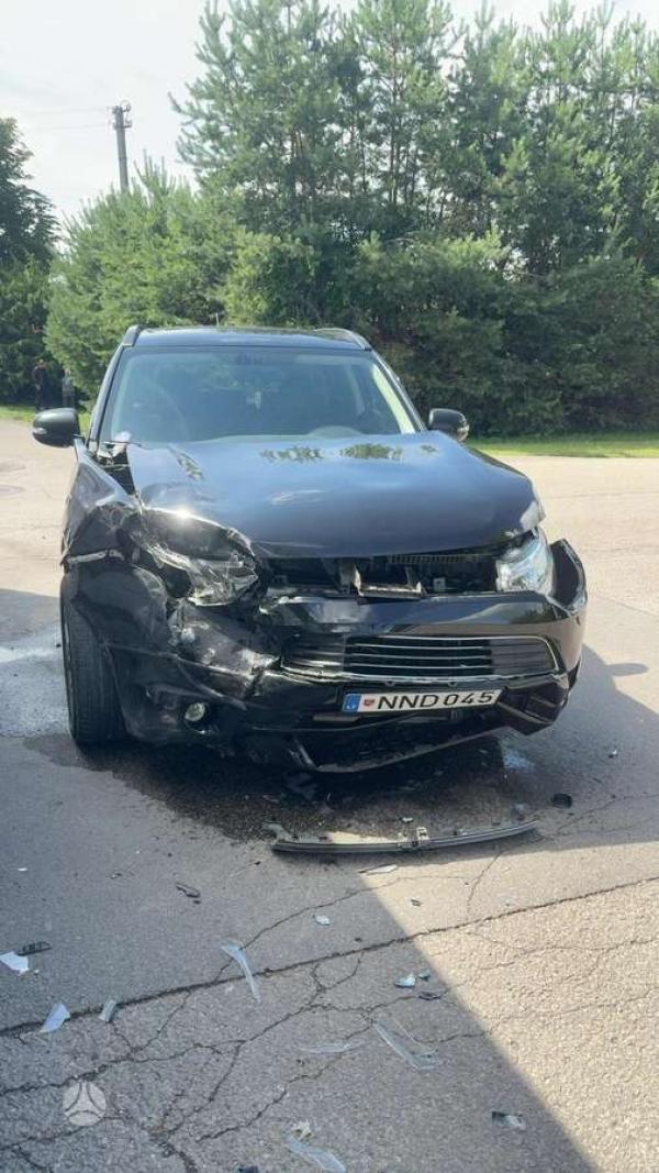 Black Mitsubishi Outlander 2013 in Panevezys, with an engine capacity of 2.00 L and mileage of 260 thousand km for 4000 €, photo 3 on AUTOMOTO.COM.LV