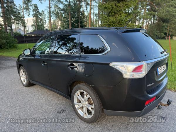 Black Mitsubishi Outlander 2013 in Rakvere, with an engine capacity of 2.30 L and mileage of 246 thousand km for 7500 €, photo 4 on AUTOMOTO.COM.LV