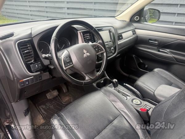 Black Mitsubishi Outlander 2013 in Rakvere, with an engine capacity of 2.30 L and mileage of 246 thousand km for 7500 €, photo 5 on AUTOMOTO.COM.LV