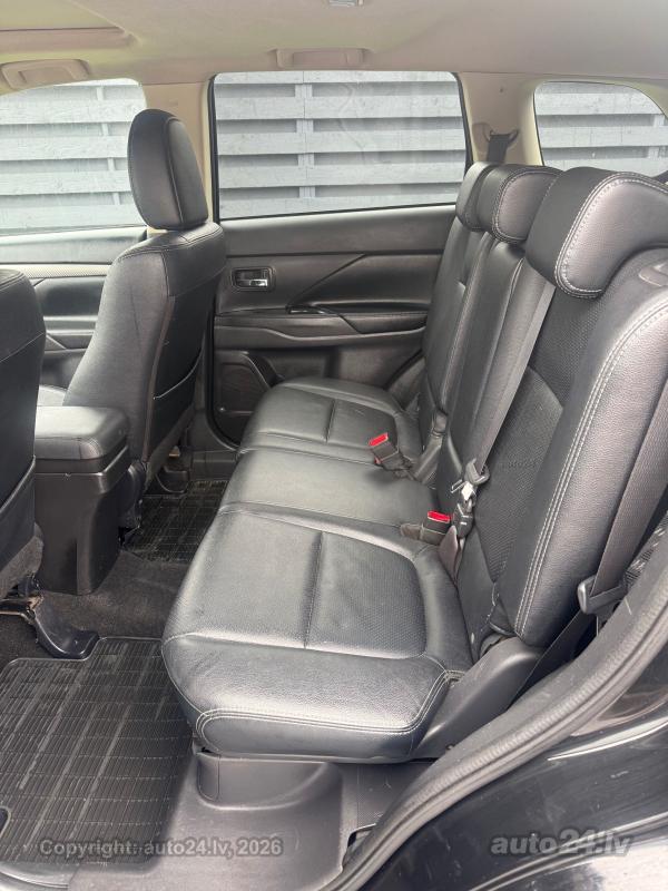 Black Mitsubishi Outlander 2013 in Rakvere, with an engine capacity of 2.30 L and mileage of 246 thousand km for 7500 €, photo 7 on AUTOMOTO.COM.LV