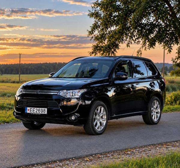 Black Mitsubishi Outlander 2013 in Radviliskis, with an engine capacity of 2.00 L and mileage of 155 thousand km for 7950 €, photo 3 on AUTOMOTO.COM.LV