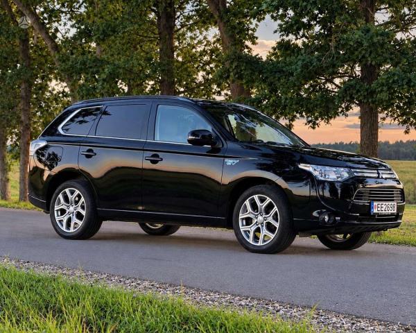 Black Mitsubishi Outlander 2013 in Radviliskis, with an engine capacity of 2.00 L and mileage of 155 thousand km for 7950 €, photo 6 on AUTOMOTO.COM.LV