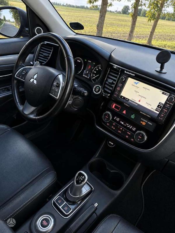 Black Mitsubishi Outlander 2013 in Radviliskis, with an engine capacity of 2.00 L and mileage of 155 thousand km for 7950 €, photo 11 on AUTOMOTO.COM.LV