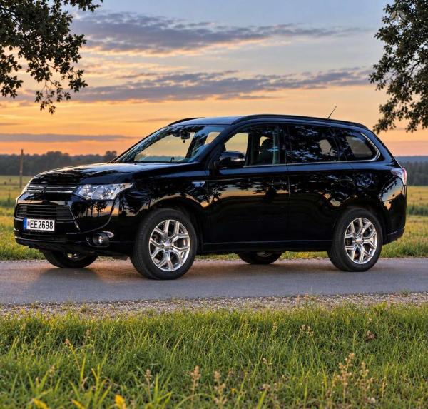 Black Mitsubishi Outlander 2013 in Radviliskis, with an engine capacity of 2.00 L and mileage of 155 thousand km for 7950 €, photo 5 on AUTOMOTO.COM.LV