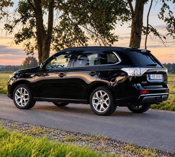 Black Mitsubishi Outlander 2013 in Radviliskis, with an engine capacity of 2.00 L and mileage of 155 thousand km for 7950 €, photo 7 on AUTOMOTO.COM.LV