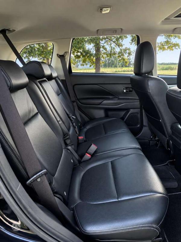 Black Mitsubishi Outlander 2013 in Radviliskis, with an engine capacity of 2.00 L and mileage of 155 thousand km for 7950 €, photo 9 on AUTOMOTO.COM.LV