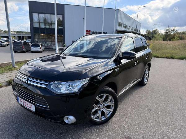 Black Mitsubishi Outlander 2013 in Vilnius, with an engine capacity of 2.00 L and mileage of 197 thousand km for 10450 €, photo 1 on AUTOMOTO.COM.LV