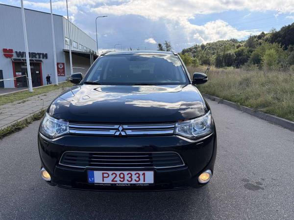Black Mitsubishi Outlander 2013 in Vilnius, with an engine capacity of 2.00 L and mileage of 197 thousand km for 10450 €, photo 3 on AUTOMOTO.COM.LV