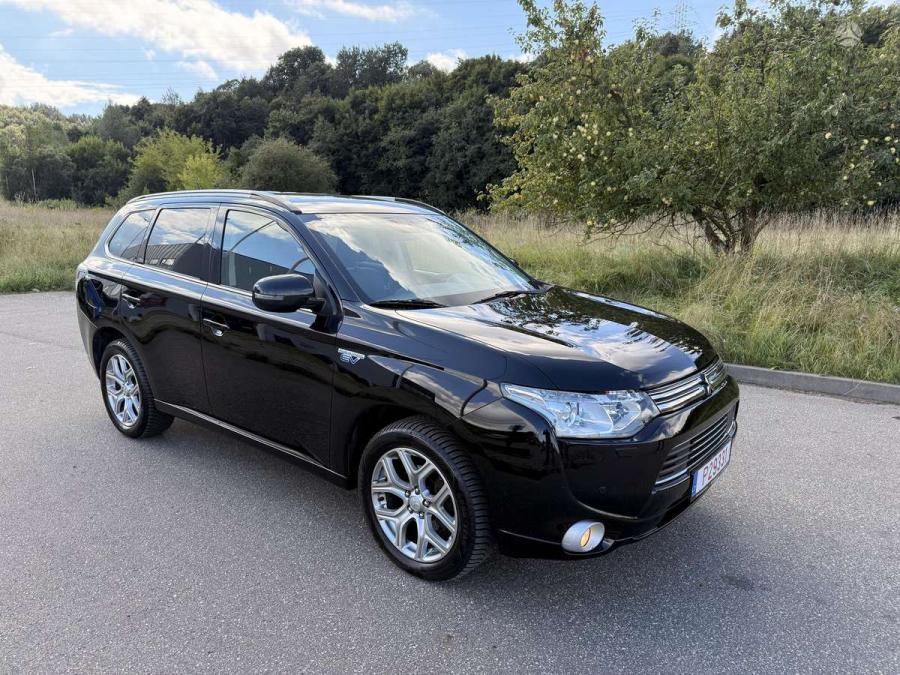 Black Mitsubishi Outlander 2013 in Vilnius, with an engine capacity of 2.00 L and mileage of 197 thousand km for 10450 €, photo 4 on AUTOMOTO.COM.LV