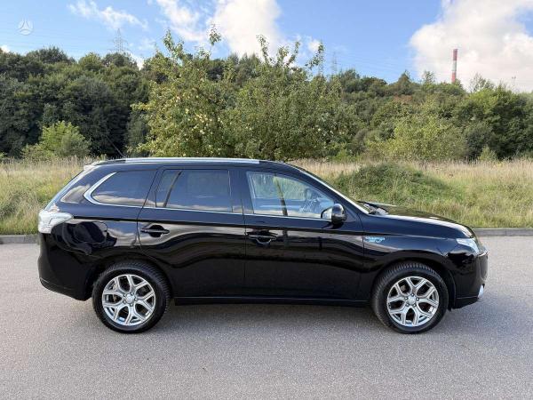 Black Mitsubishi Outlander 2013 in Vilnius, with an engine capacity of 2.00 L and mileage of 197 thousand km for 10450 €, photo 5 on AUTOMOTO.COM.LV