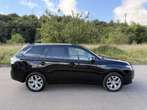 Black Mitsubishi Outlander 2013 in Vilnius, with an engine capacity of 2.00 L and mileage of 197 thousand km for 10450 €, photo 5 on AUTOMOTO.COM.LV