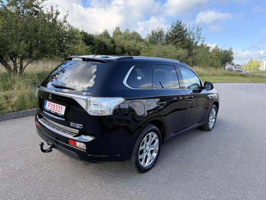 Black Mitsubishi Outlander 2013 in Vilnius, with an engine capacity of 2.00 L and mileage of 197 thousand km for 10450 €, photo 6 on AUTOMOTO.COM.LV