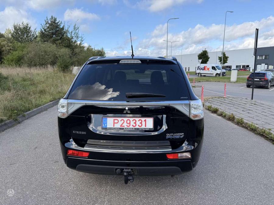 Black Mitsubishi Outlander 2013 in Vilnius, with an engine capacity of 2.00 L and mileage of 197 thousand km for 10450 €, photo 7 on AUTOMOTO.COM.LV