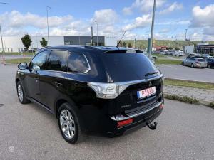 Black Mitsubishi Outlander 2013 in Vilnius, with an engine capacity of 2.00 L and mileage of 197 thousand km for 10450 €, photo 8 on AUTOMOTO.COM.LV