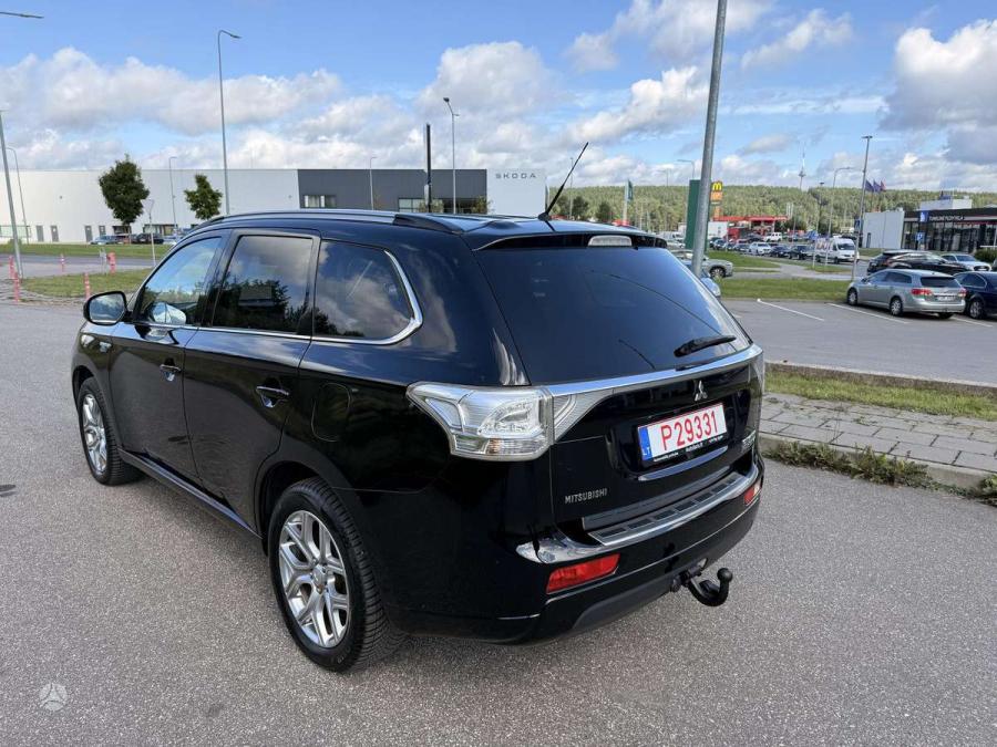 Black Mitsubishi Outlander 2013 in Vilnius, with an engine capacity of 2.00 L and mileage of 197 thousand km for 10450 €, photo 8 on AUTOMOTO.COM.LV