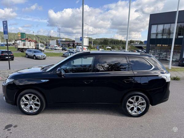 Black Mitsubishi Outlander 2013 in Vilnius, with an engine capacity of 2.00 L and mileage of 197 thousand km for 10450 €, photo 9 on AUTOMOTO.COM.LV
