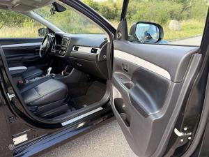 Black Mitsubishi Outlander 2013 in Vilnius, with an engine capacity of 2.00 L and mileage of 197 thousand km for 10450 €, photo 20 on AUTOMOTO.COM.LV