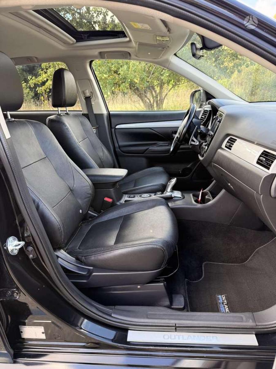 Black Mitsubishi Outlander 2013 in Vilnius, with an engine capacity of 2.00 L and mileage of 197 thousand km for 10450 €, photo 21 on AUTOMOTO.COM.LV