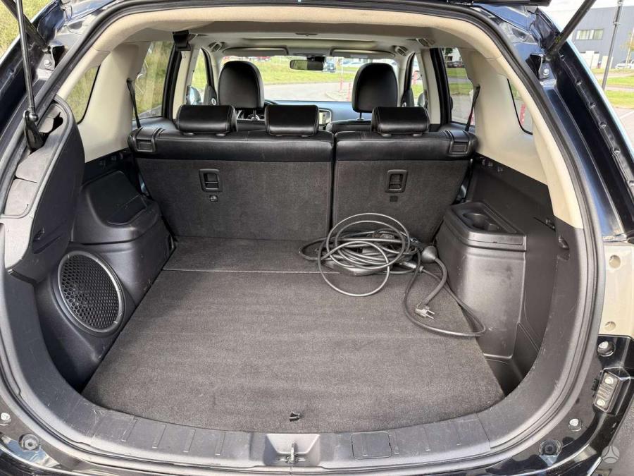 Black Mitsubishi Outlander 2013 in Vilnius, with an engine capacity of 2.00 L and mileage of 197 thousand km for 10450 €, photo 25 on AUTOMOTO.COM.LV