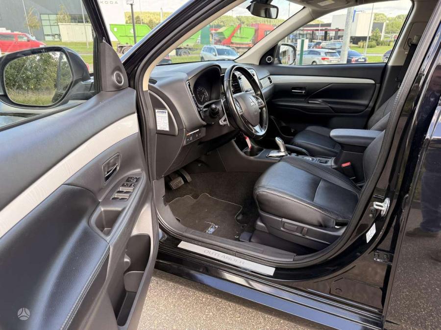 Black Mitsubishi Outlander 2013 in Vilnius, with an engine capacity of 2.00 L and mileage of 197 thousand km for 10450 €, photo 29 on AUTOMOTO.COM.LV