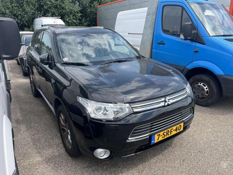 Black Mitsubishi Outlander 2013 in Vilnius, with an engine capacity of 2.00 L and mileage of 197 thousand km for 10450 €, photo 48 on AUTOMOTO.COM.LV